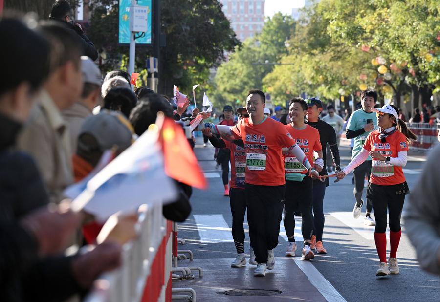 Feature: Visually impaired runners shine at Tianjin Marathon-Xinhua