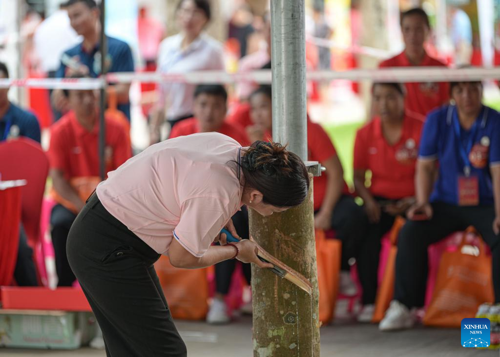 Final round of rubber tapping contest held in Hainan-Xinhua
