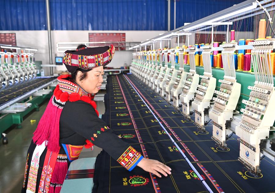 EnchantingGuangxi | Representative inheritor breathes new life into Yao ...