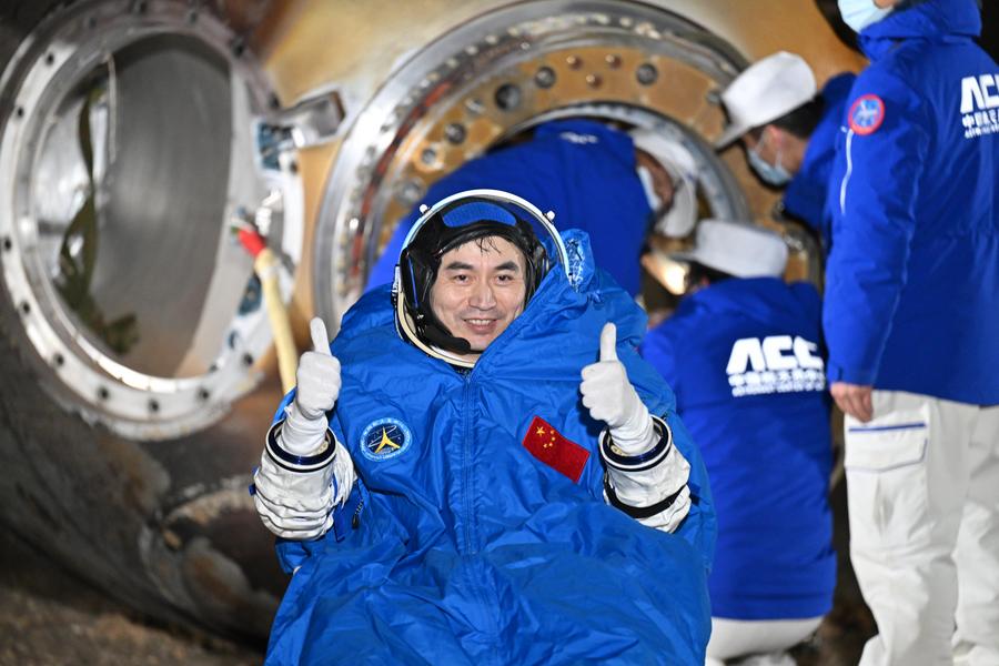FOCUS|Shenzhou-18 return capsule touches down, astronauts all sound-Xinhua