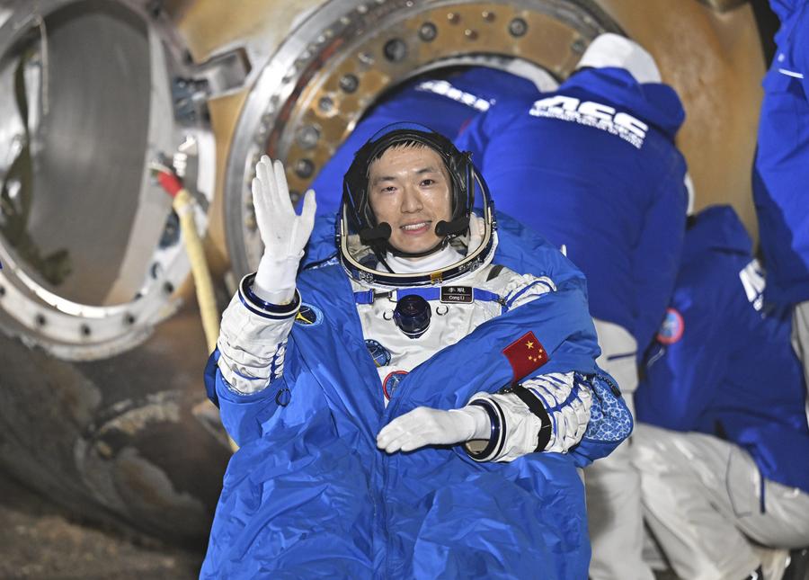 FOCUS|Shenzhou-18 return capsule touches down, astronauts all sound-Xinhua