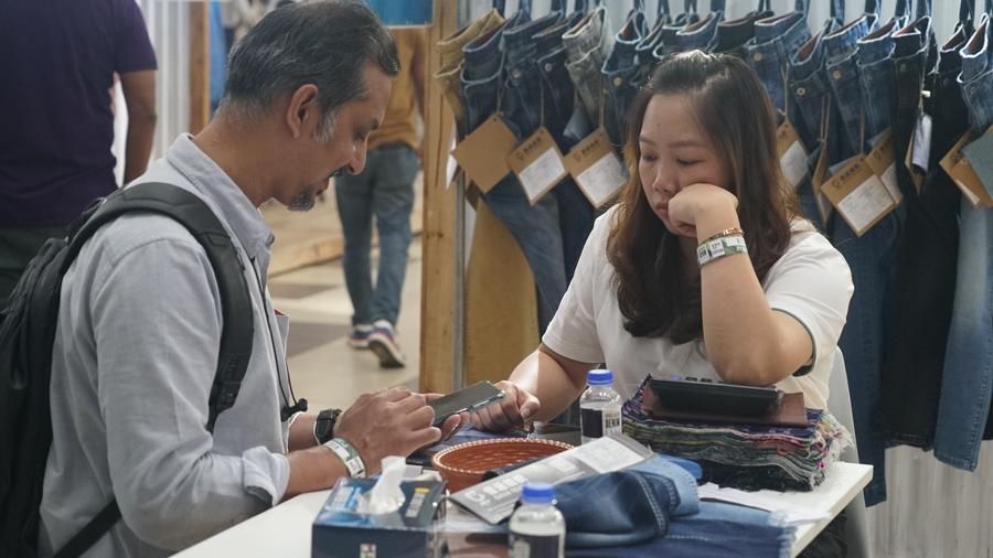 Asia Album: Visit to denim expo in Dhaka, Bangladesh-Xinhua