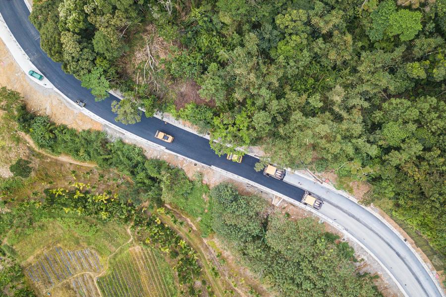 HainanOutlook | A view of the ring scenic highway around the Hainan ...