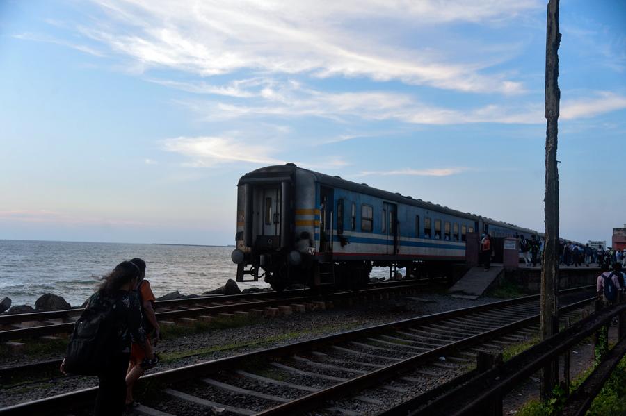 Asia Album: Visit to Sri Lankan coastal train-Xinhua