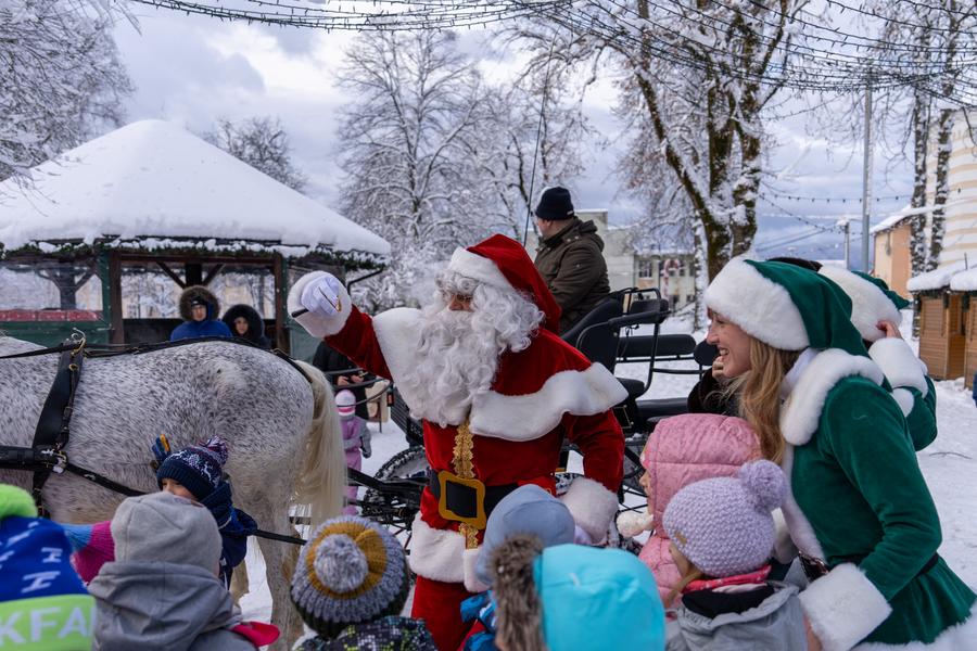 Festive spirit in full swing across Europe-Xinhua