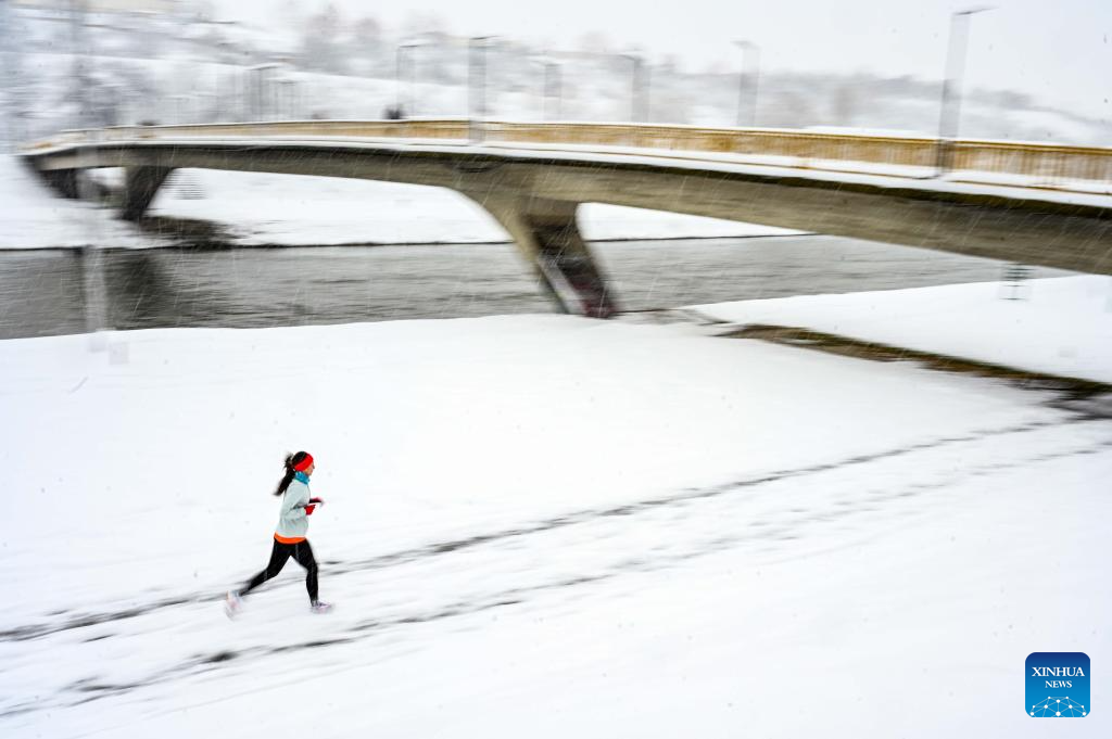 People enjoy snow in Skopje, North Macedonia-Xinhua