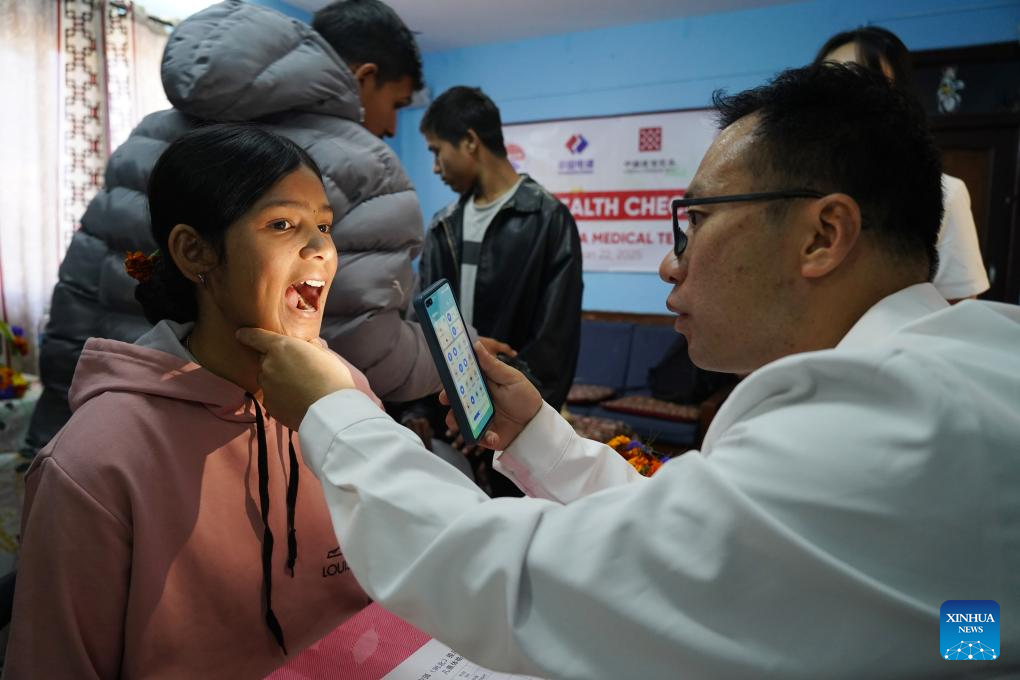 Chinese medical team conducts free check-up for orphans in Nepal-Xinhua