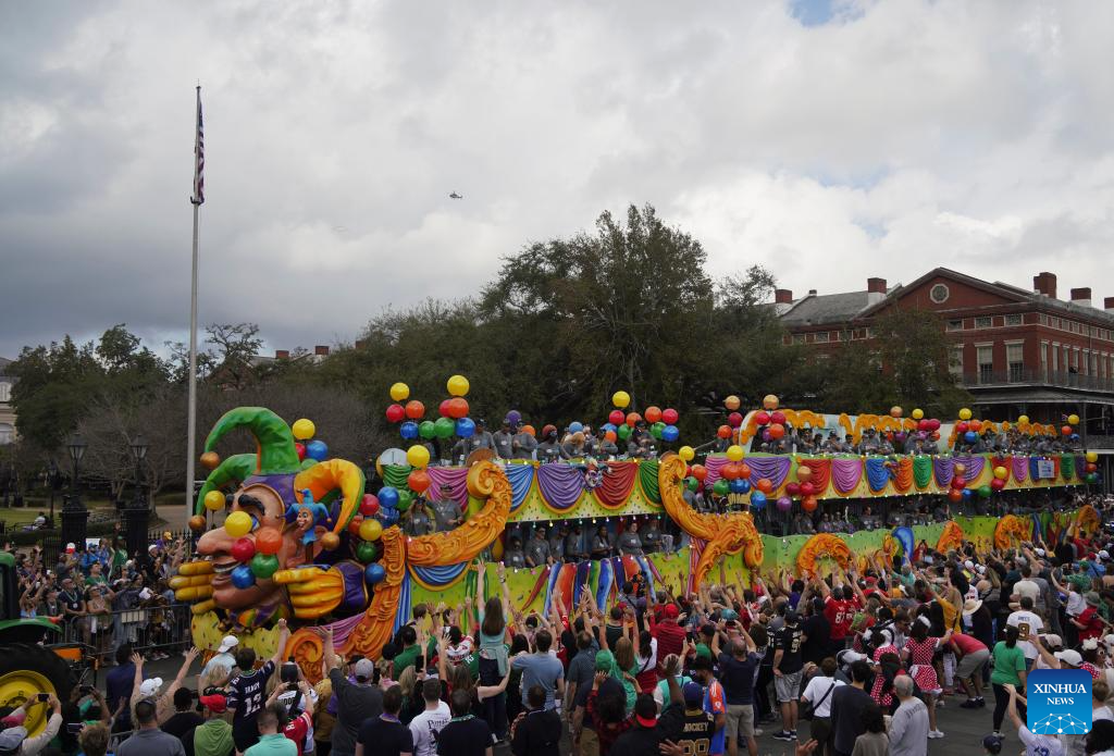 People attend Super Bowl parade in U.S.-Xinhua