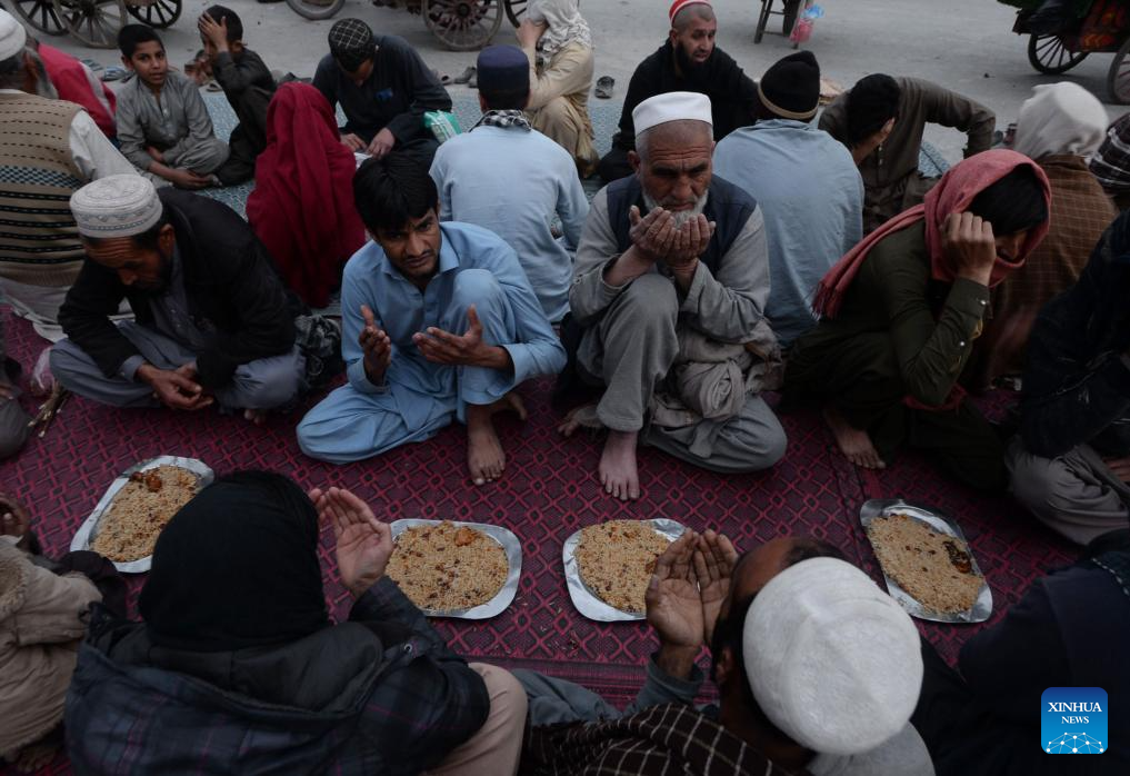 People break fast during holy month of Ramadan in Pakistan-Xinhua