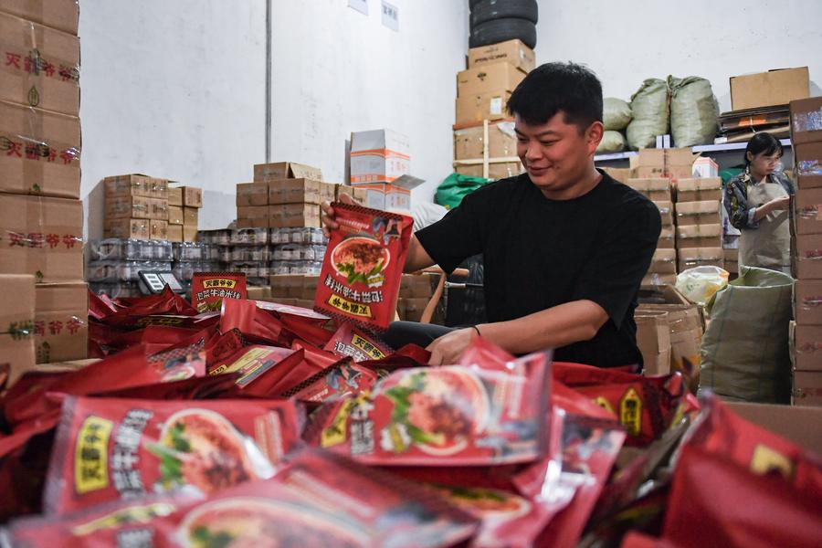 Rural influencers breathe new life into countryside-Xinhua