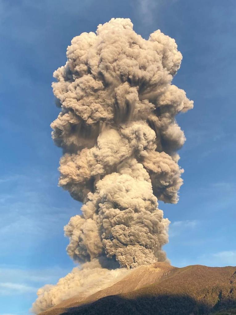 Explosive eruption rocks Mount Kanlaon volcano in central Philippines-Xinhua