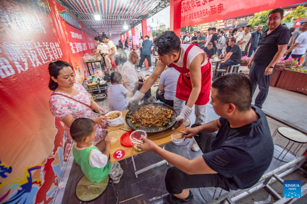 Street food Chaobola showed at food festival in Zhangye, NW China