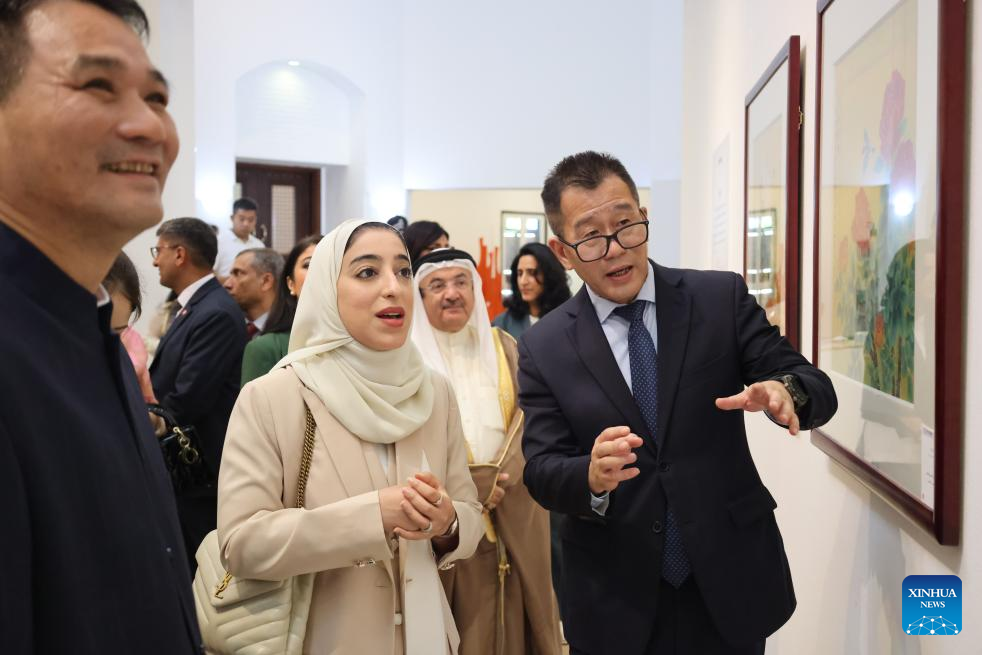 Chinese fine brushwork painting exhibition opens in Bahrain-Xinhua