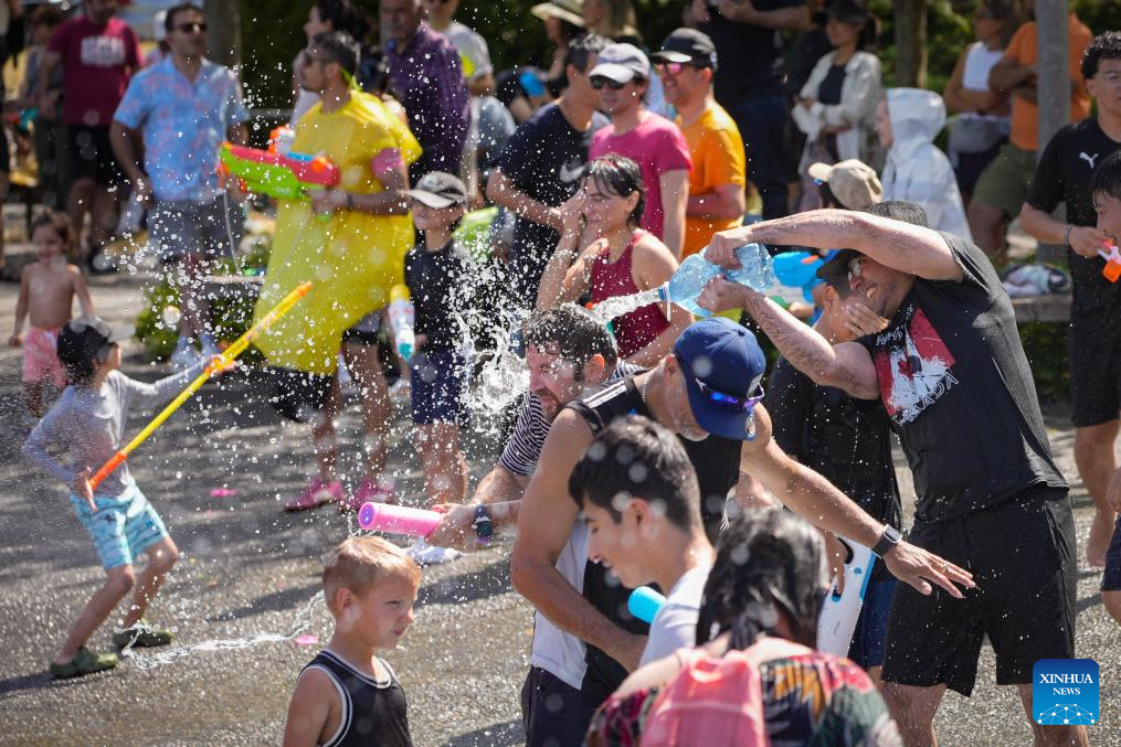 In pics: flash mob-style water fight in Vancouver, Canada-Xinhua
