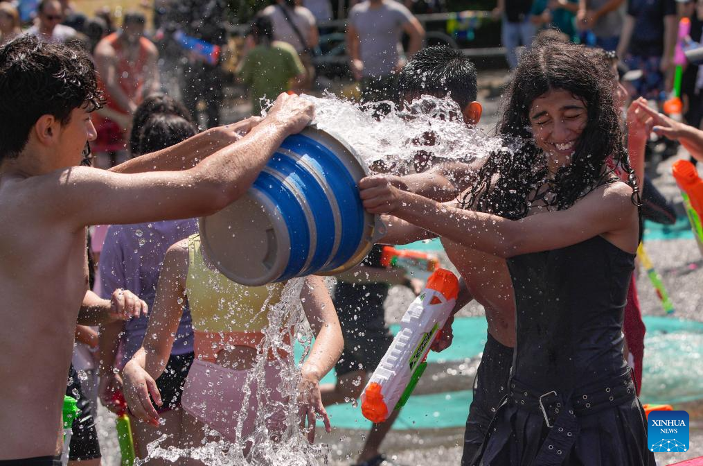 In pics: flash mob-style water fight in Vancouver, Canada-Xinhua