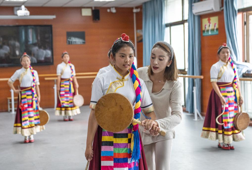 InXizang | Traditional Reba Dance revitalized in Xizang's education ...