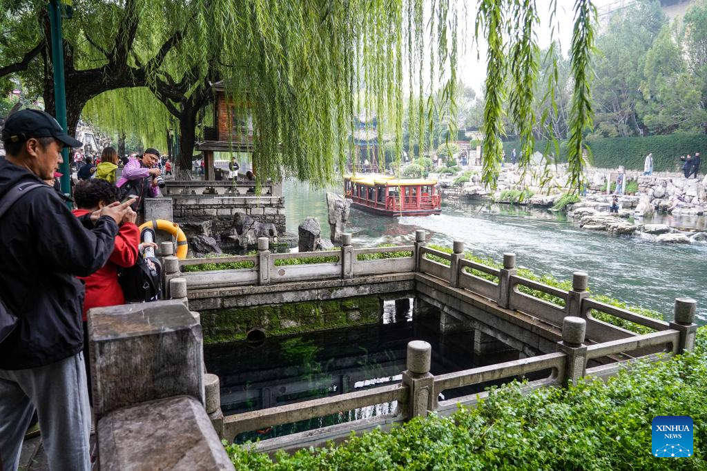 Tourists visit renowned springs in Jinan, E China's Shandong-Xinhua