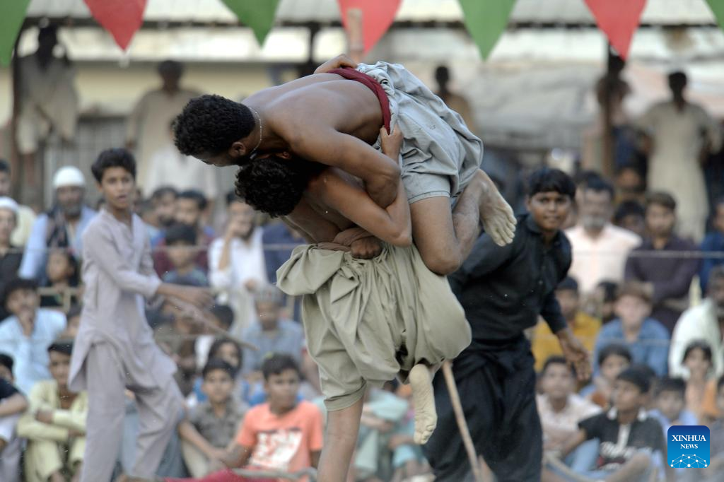 "Sindhi Malakhra" wrestling match held in Karachi, Pakistan-Xinhua