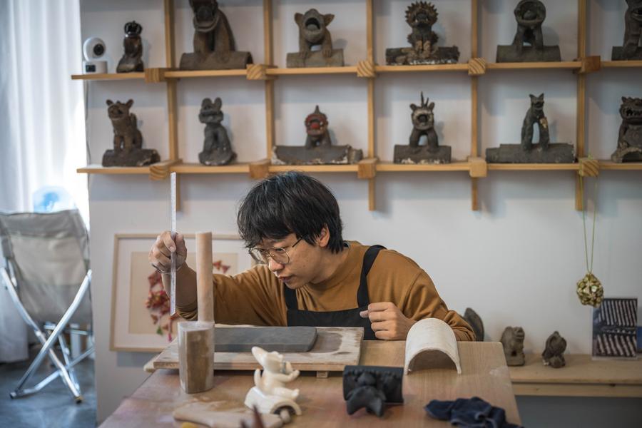 Young inheritor revives ancient guardian cat craft in SW China-Xinhua