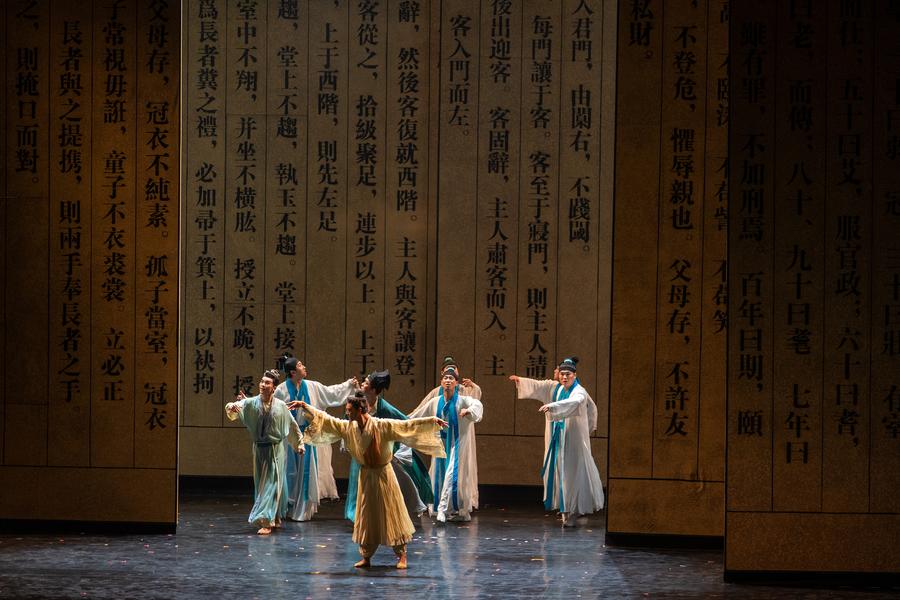 Chinese dance drama Tiangong Kaiwu debuts in Athens to warm applause-Xinhua