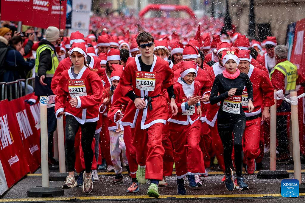 Santa Run held in Budapest, Hungary-Xinhua