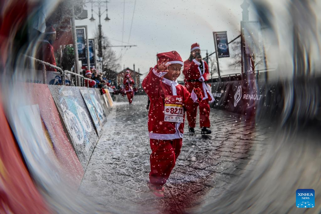Santa Run held in Budapest, Hungary-Xinhua