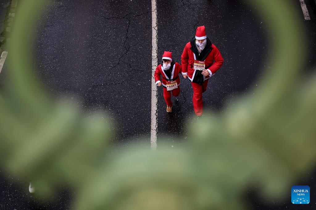 Santa Run held in Budapest, Hungary-Xinhua