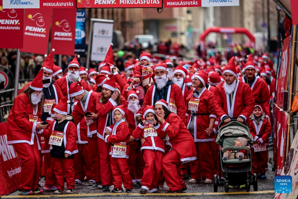 Santa Run held in Budapest, Hungary-Xinhua