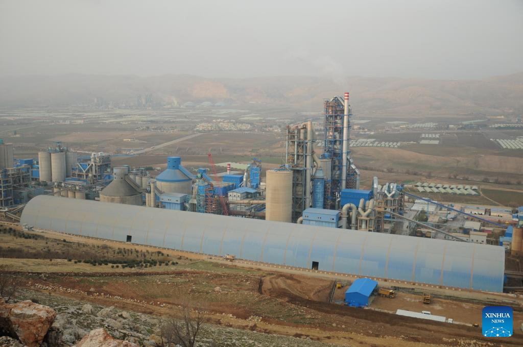 Feature: Chinese cement production lines power Iraq's reconstruction-Xinhua