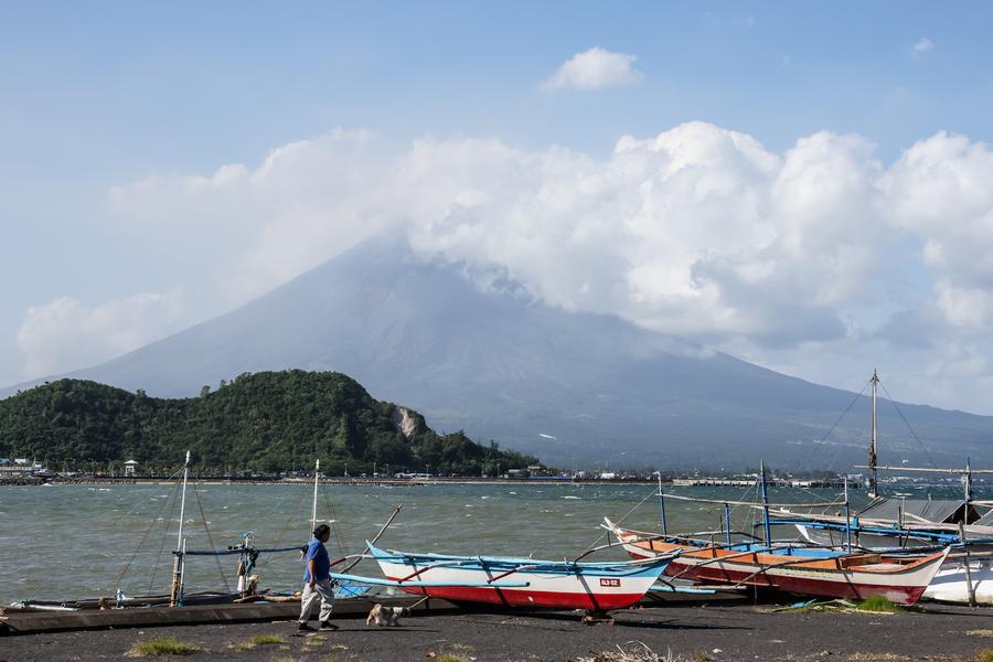 A race against Mayon Volcano's fiery breath-Xinhua