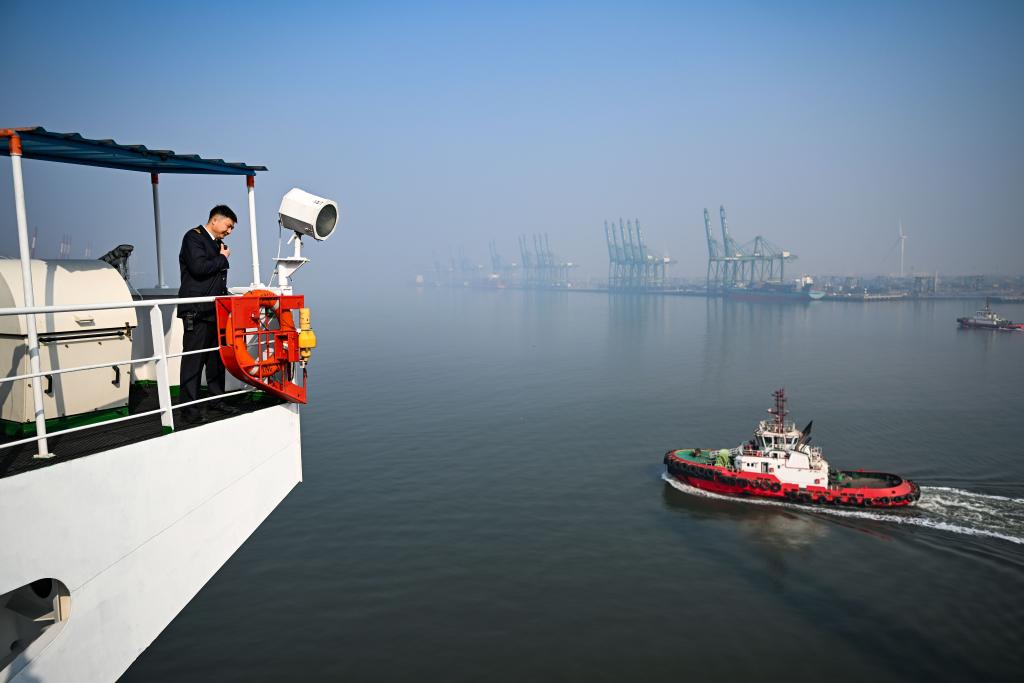 Economy&Life | Port pilots secure ship navigation with centimeter-level ...