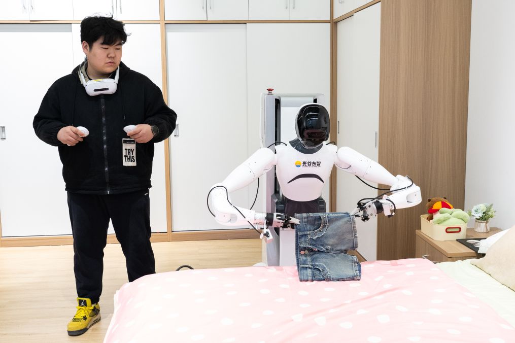 Experiencing tech-joy together with humanoid robots in China's Wuhan-Xinhua