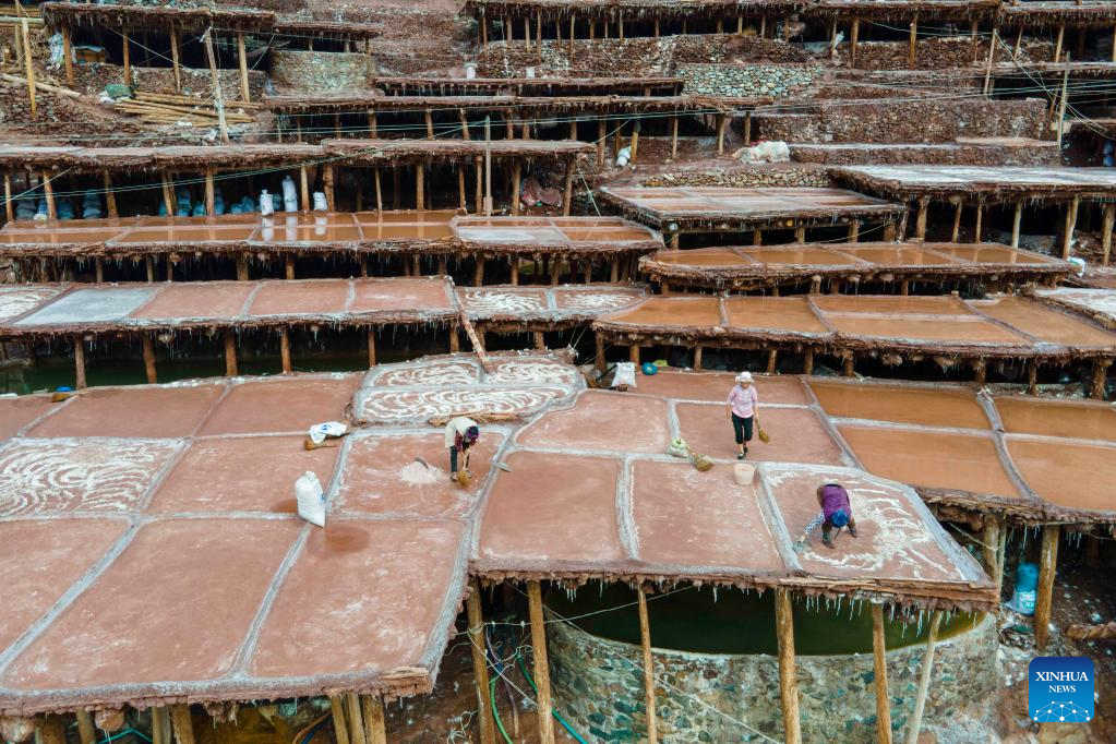 Villagers work at salt pans in SW China's Tibet-Xinhua