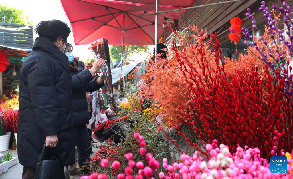 People in Shanghai prepare for Spring Festival-Xinhua