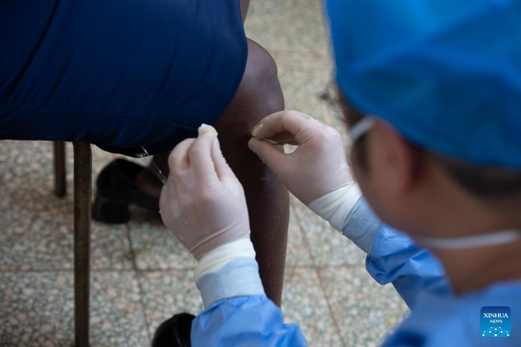 Chinese doctor performs acupuncture therapy in Central African Republic-Xinhua