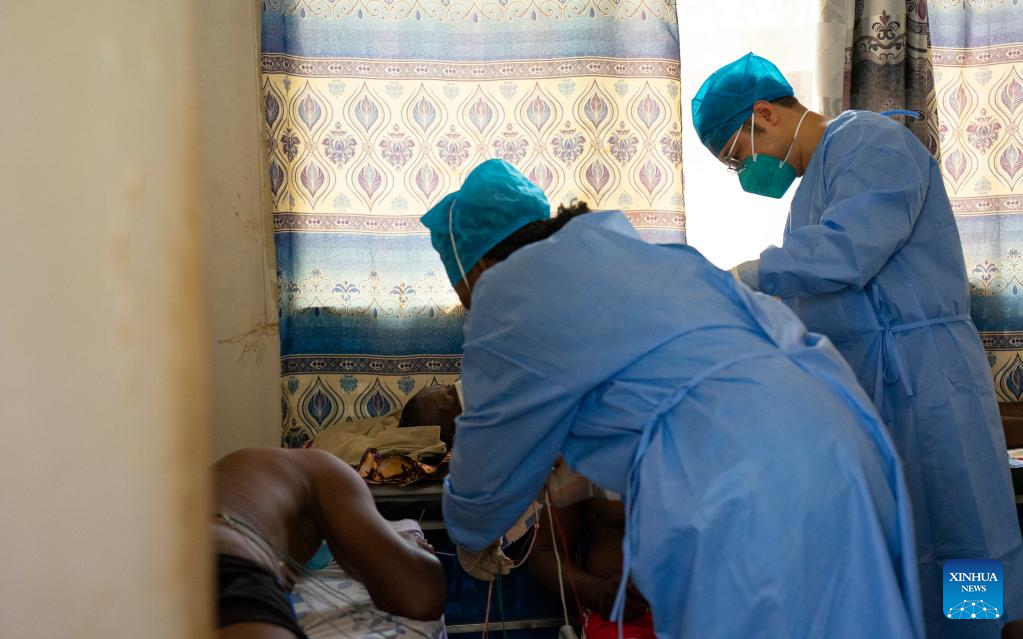 Chinese doctor performs acupuncture therapy in Central African Republic-Xinhua