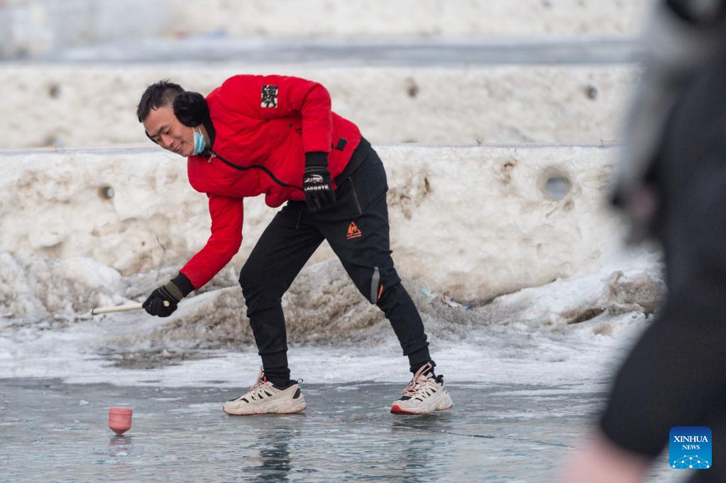 Tourists have fun at Harbin Songhua River Ice and Snow Carnival-Xinhua