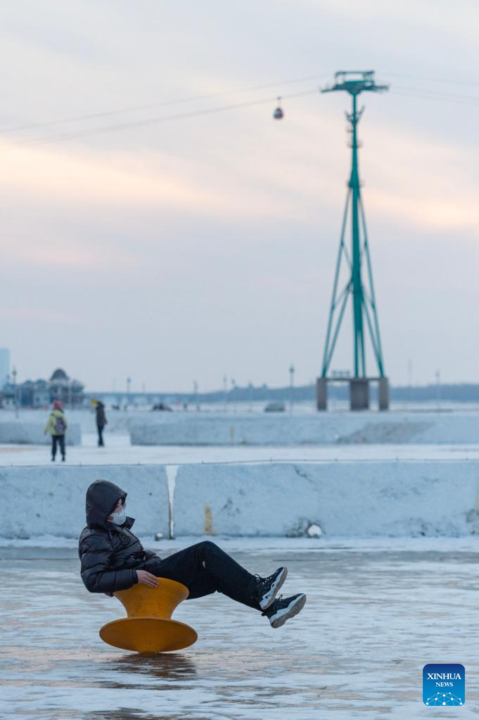 Tourists have fun at Harbin Songhua River Ice and Snow Carnival-Xinhua