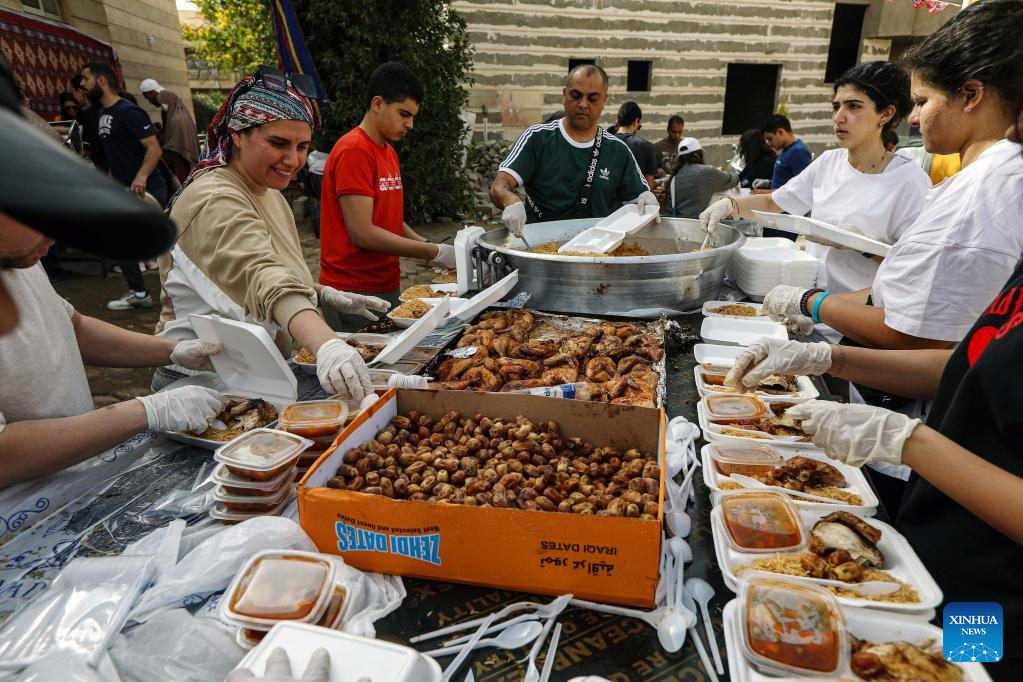 Feature: Egyptian charity kitchen continues providing free meals during ...