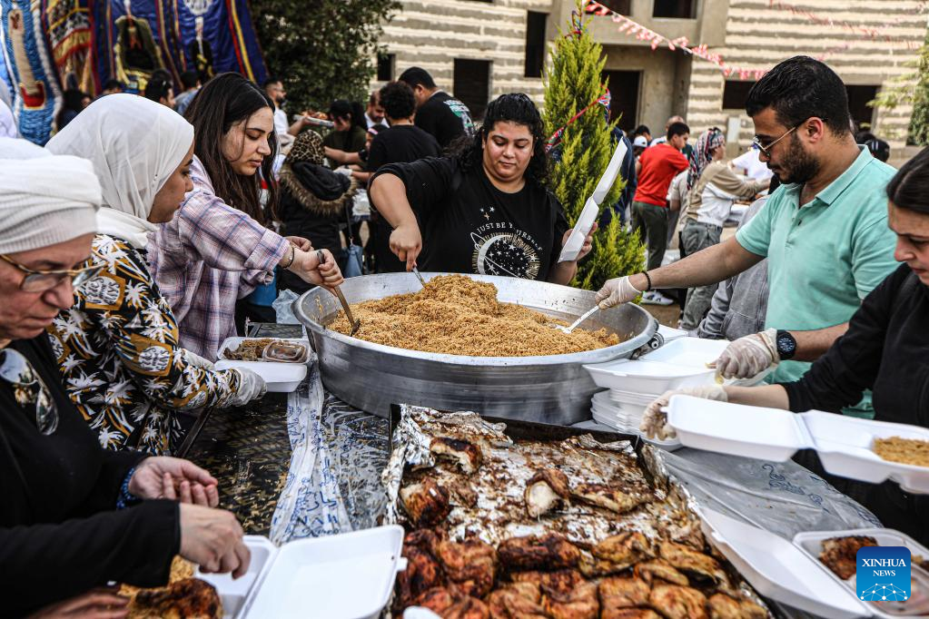 Feature: Egyptian charity kitchen continues providing free meals during ...