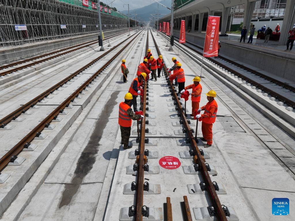 Track-laying work for high-speed railway in E China's Jiangxi completes ...