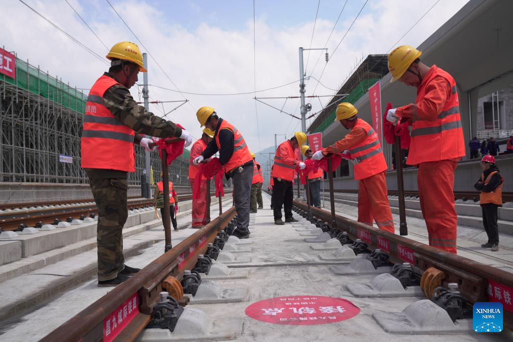 Track-laying work for high-speed railway in E China's Jiangxi completes ...