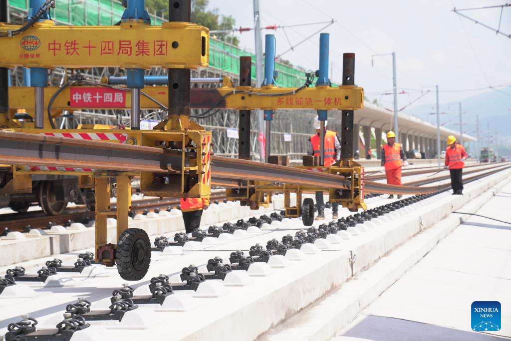 Track-laying work for high-speed railway in E China's Jiangxi completes ...