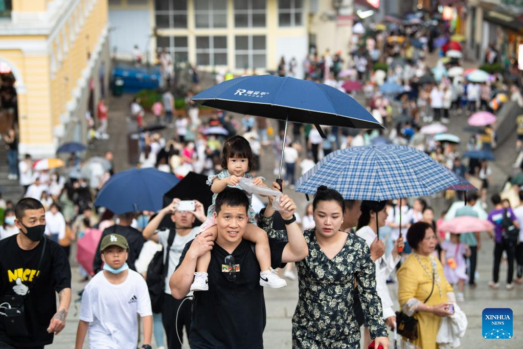 Tourism booms across China as 5-day Labor Day holiday starts-Xinhua