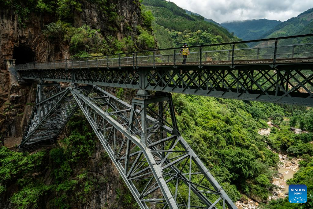 Pic story: bridge guardian in SW China's Yunnan Province-Xinhua
