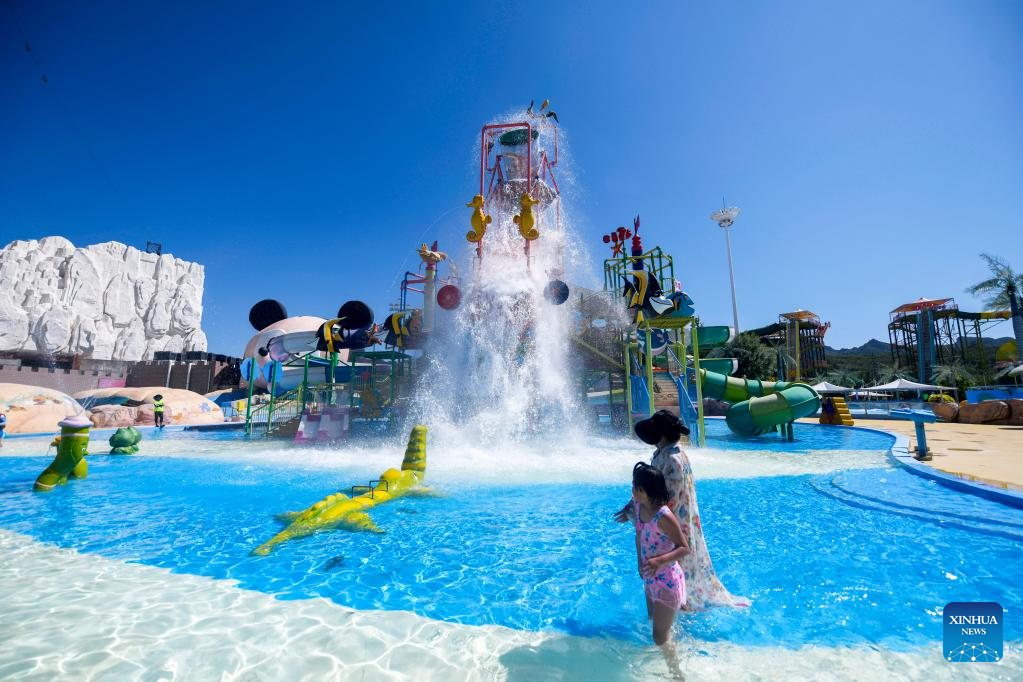 People enjoy themselves in summer across China-Xinhua