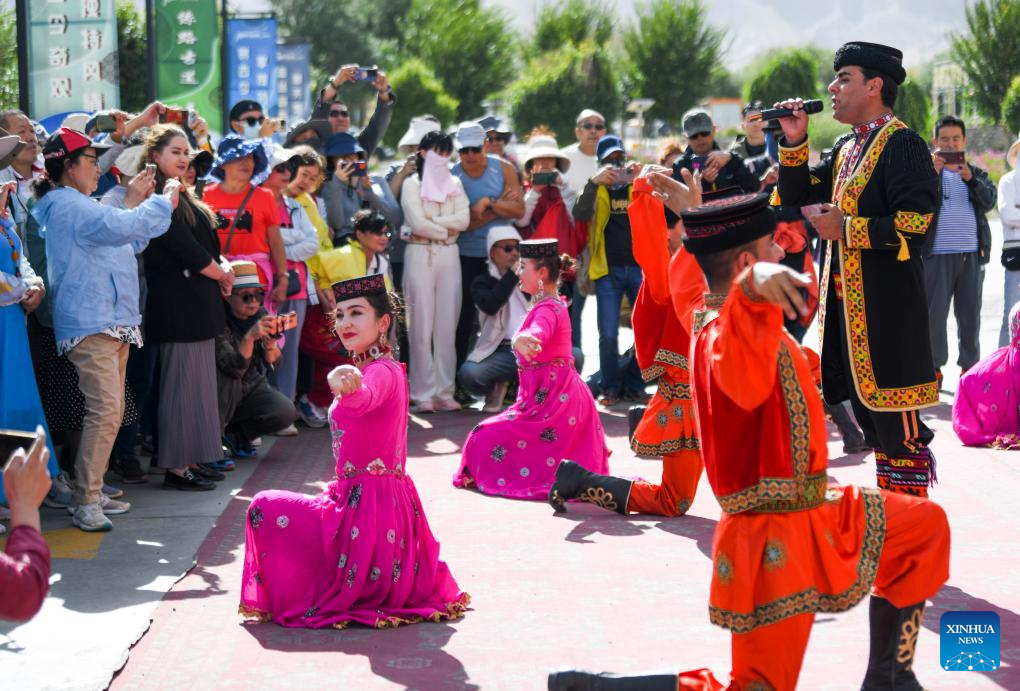 Pic story of dancing couple in China's Xinjiang-Xinhua