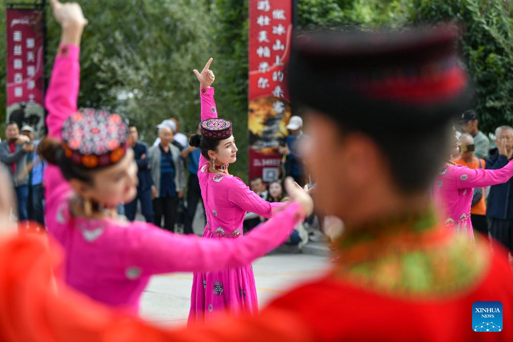 Pic story of dancing couple in China's Xinjiang-Xinhua