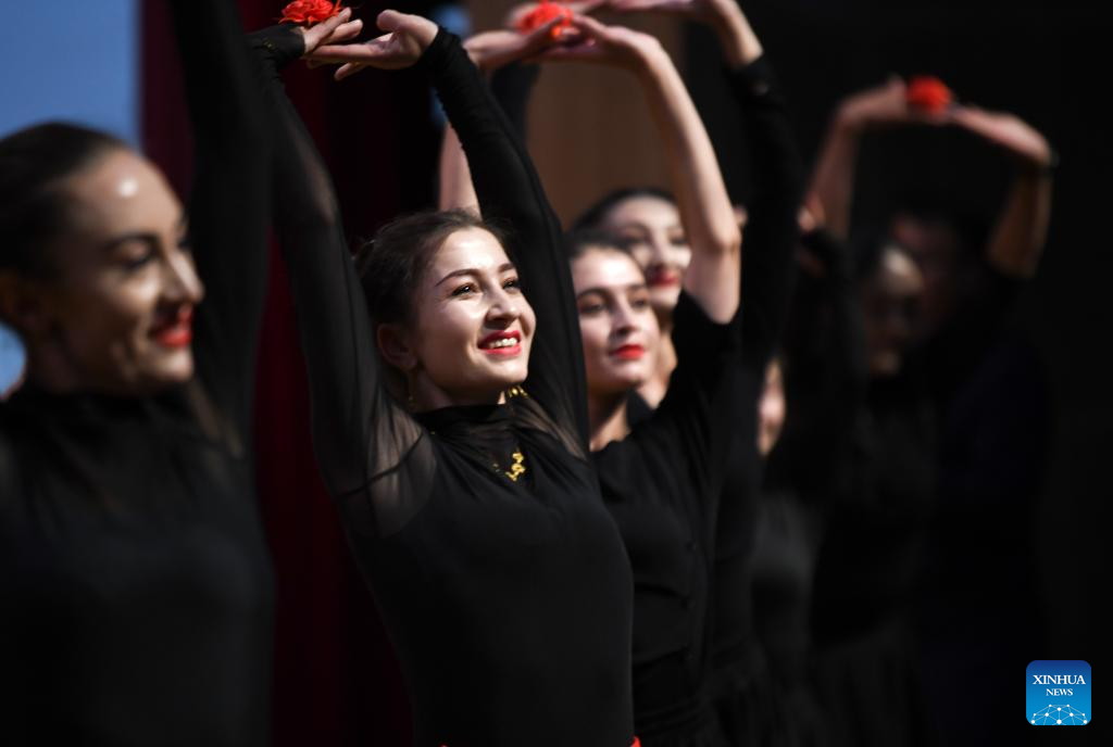 Pic story of dancing couple in China's Xinjiang-Xinhua