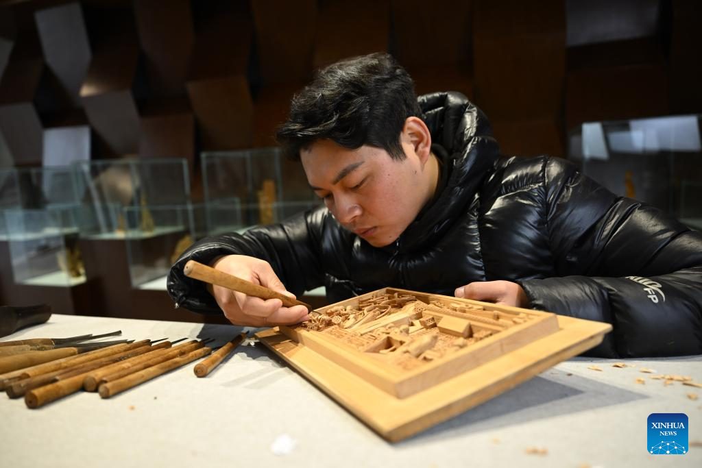 Pic story of inheritor of Huizhou woodcarving in E China-Xinhua